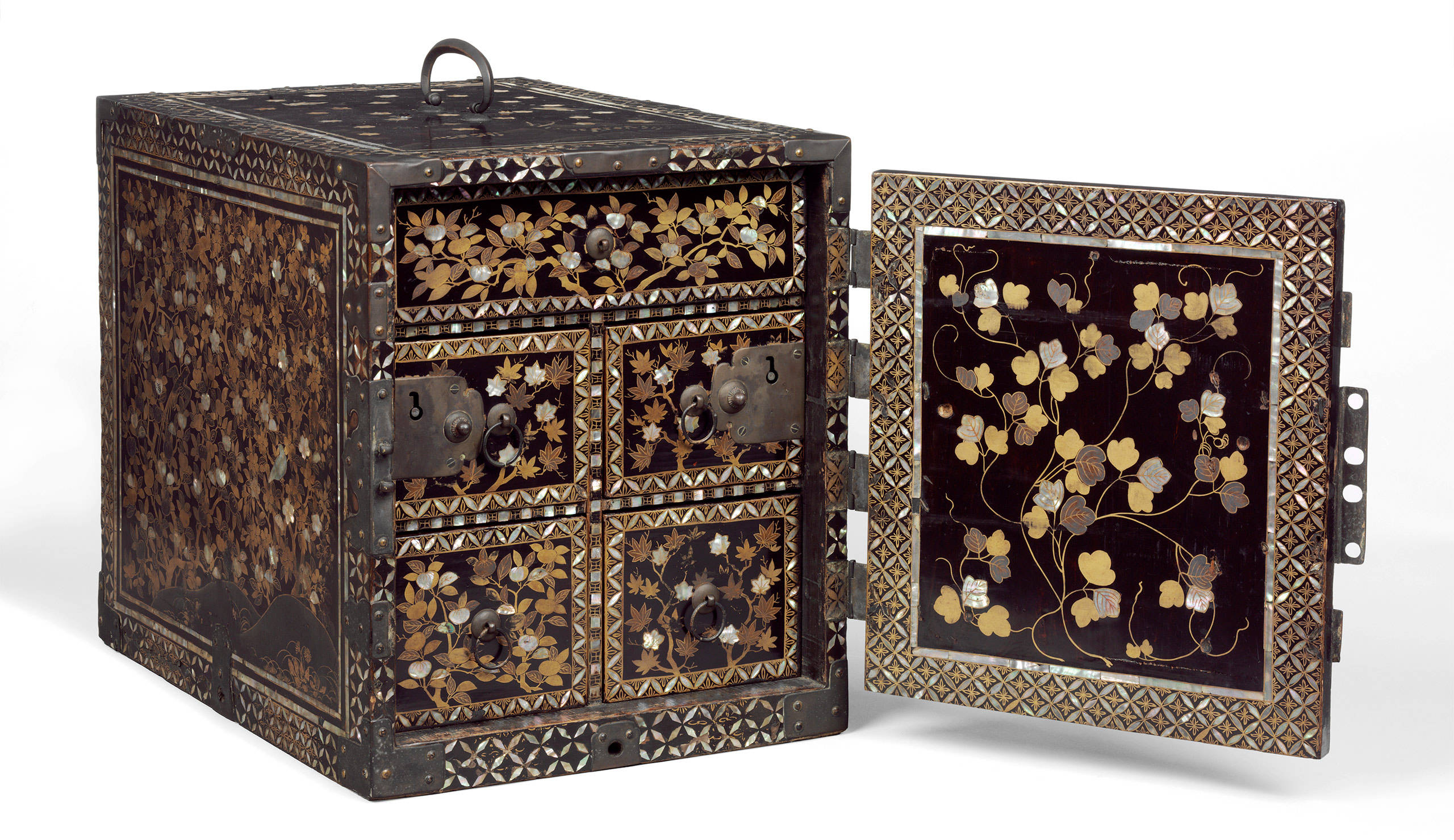 The influence of East Asian lacquer on European furniture · V&A