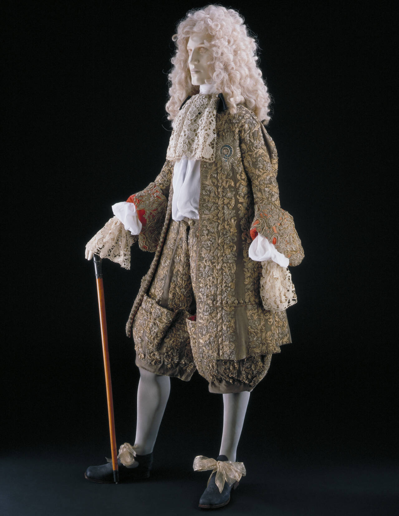 "Even to Deception" – lace and fashion in Gibbons' carving · V&A