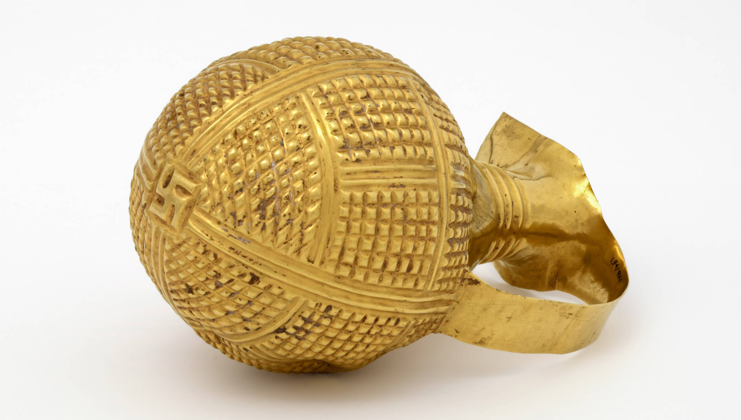 The gold ewer · V&A